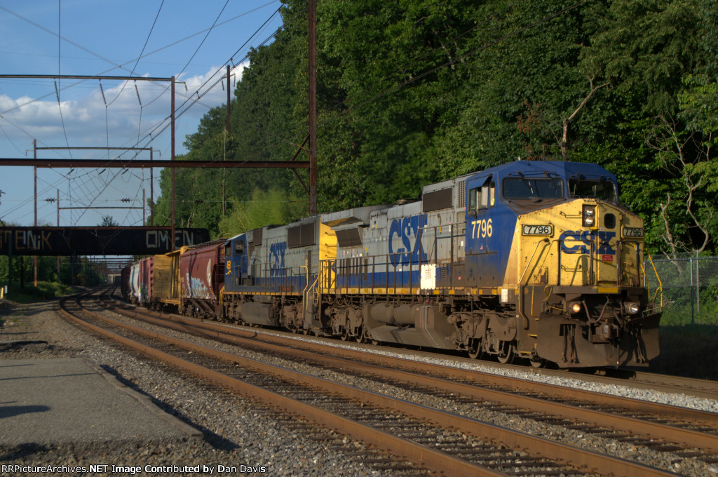 CSX C40-8W 7796 leads Q301-25